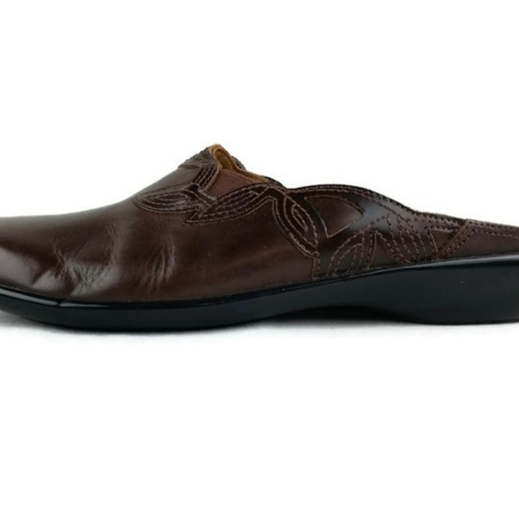 Clarks | Shoes | Clarks Brown Leather Clogs With Leaf Accents Sz 8 ...